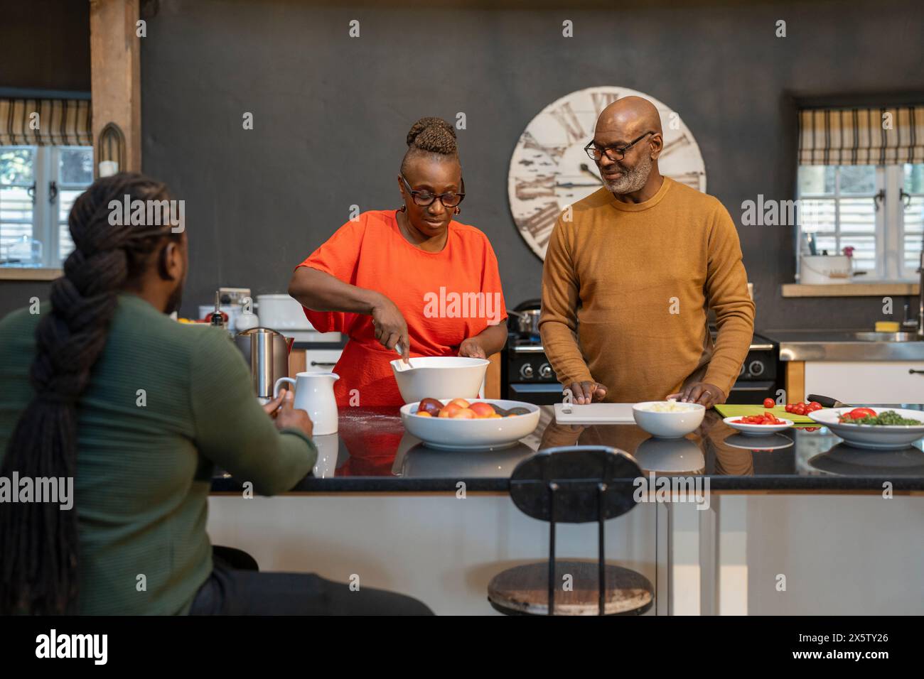 Family gathering in kitchen hi-res stock photography and images - Alamy