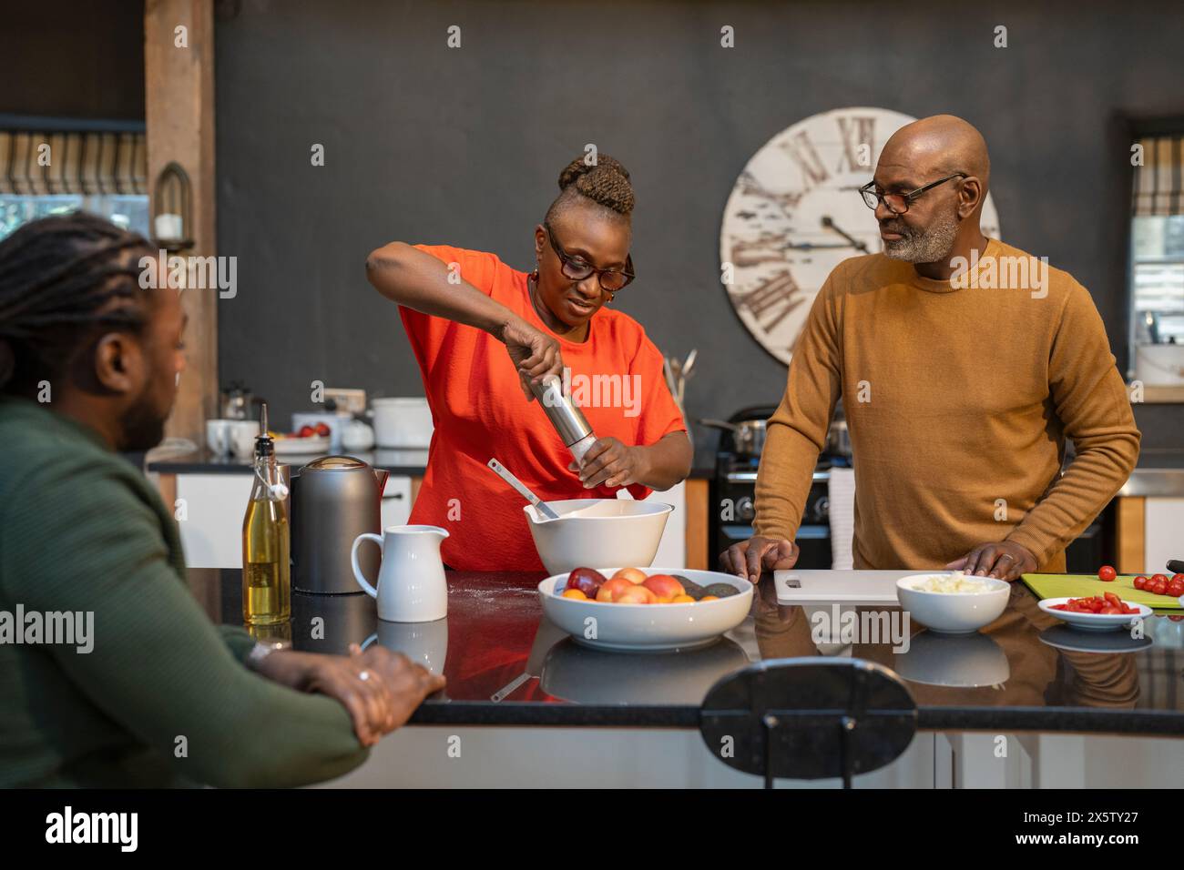 Family gathering in kitchen hi-res stock photography and images - Alamy