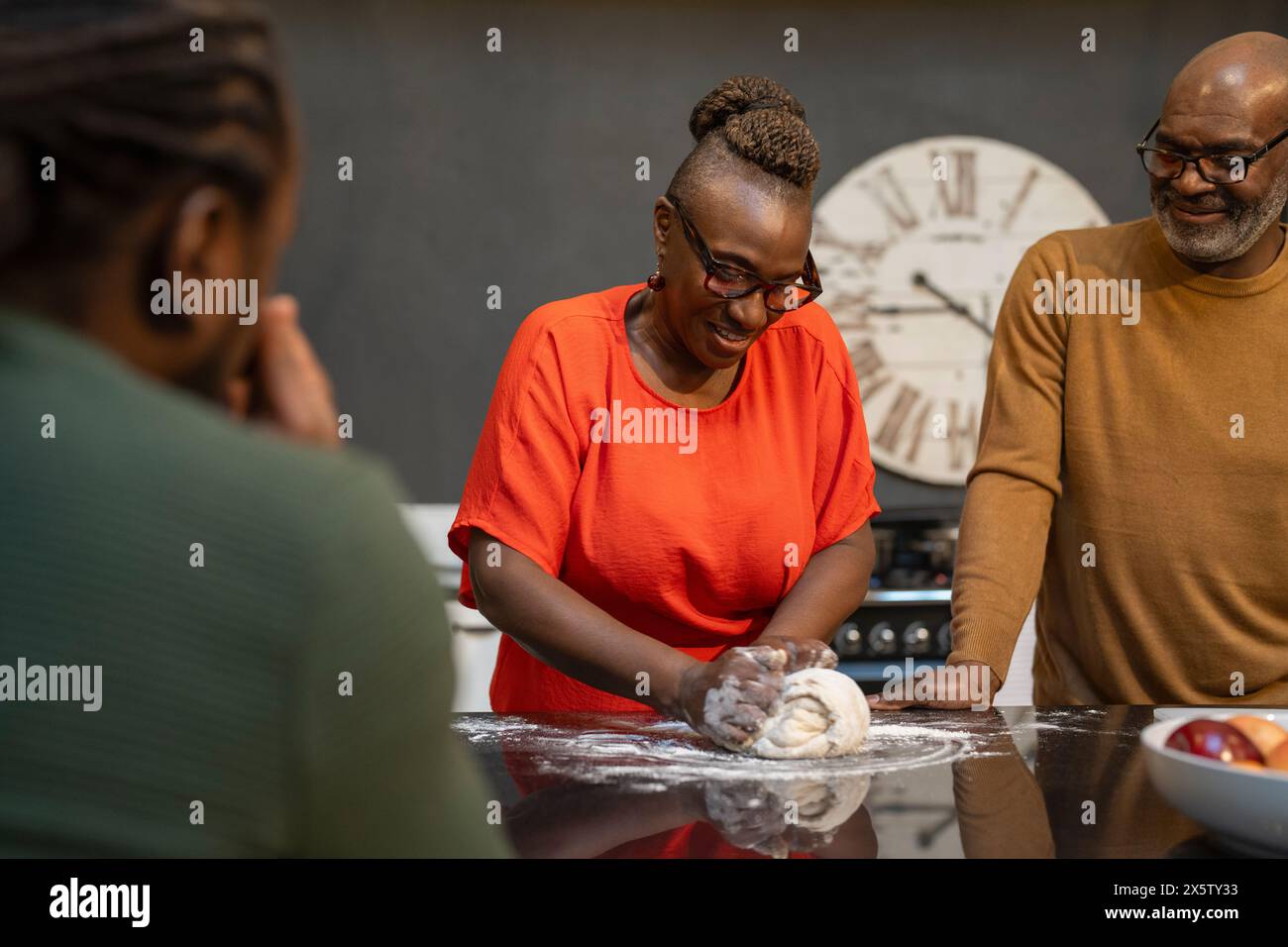 Family gathering in kitchen hi-res stock photography and images - Alamy