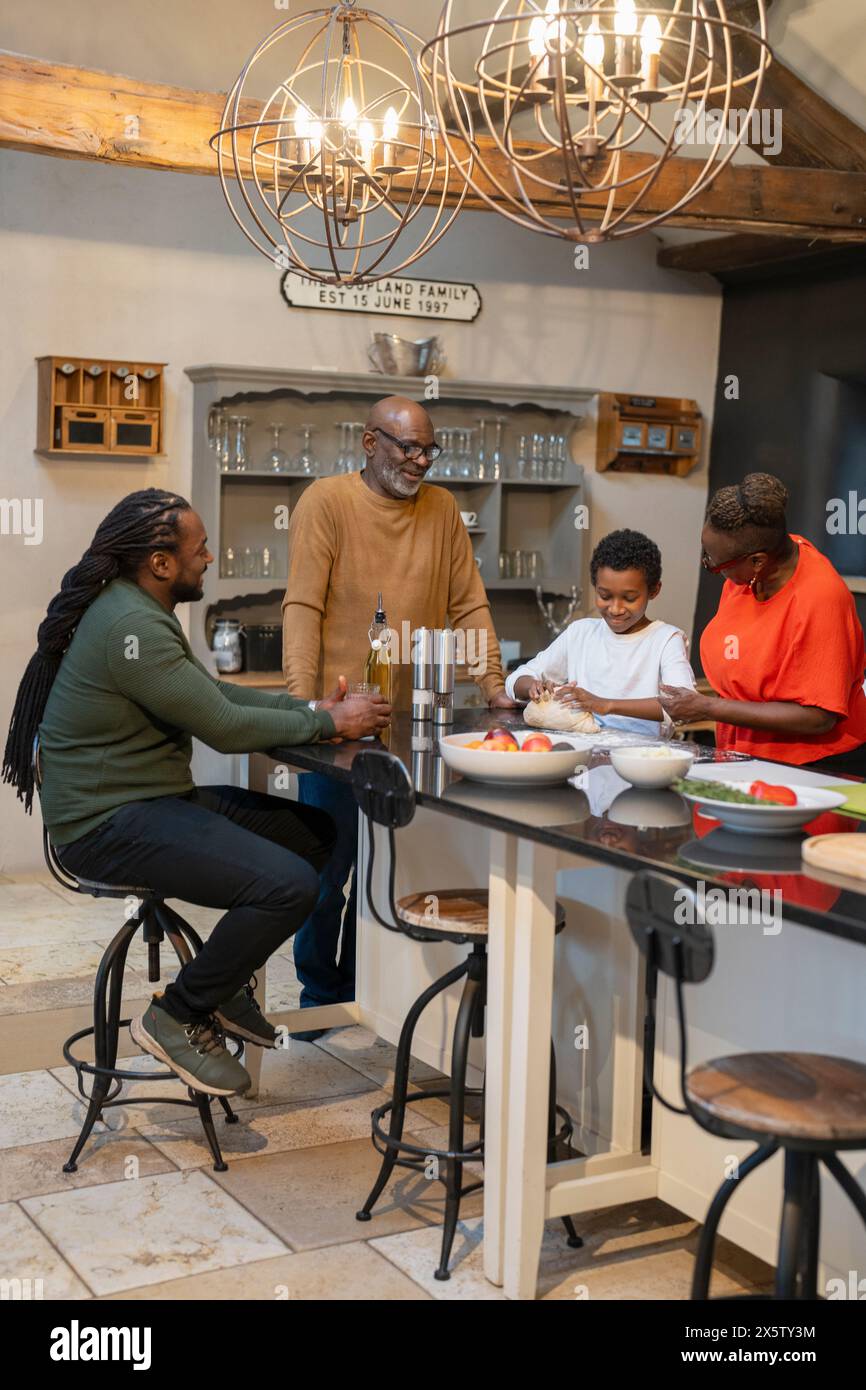 Family gathering in kitchen hi-res stock photography and images - Alamy