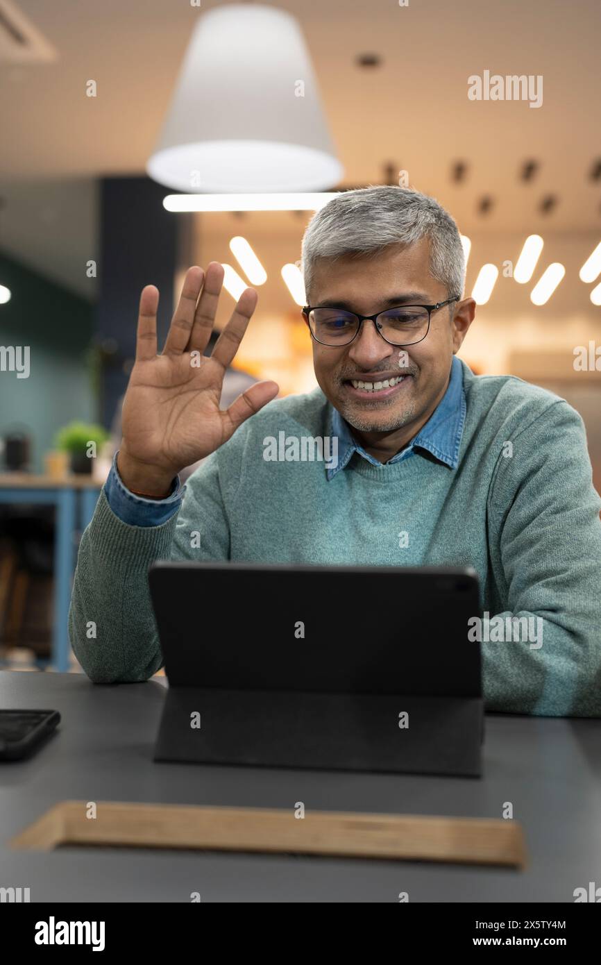 Vertical video employee office desk hi-res stock photography and images ...