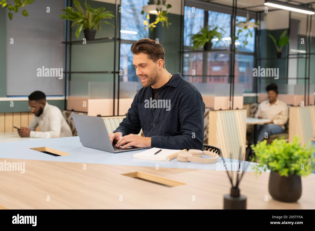 Modern working women hi-res stock photography and images - Alamy