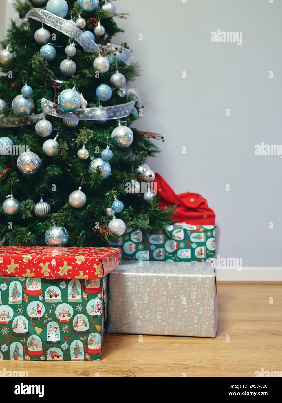 Presents under christmas tree hi-res stock photography and images - Alamy