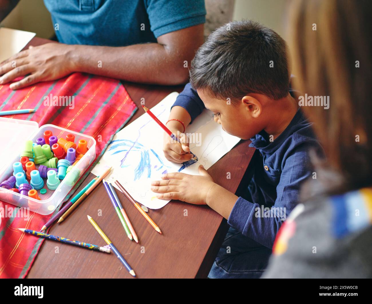 Selective focus father son drawing hi-res stock photography and images ...