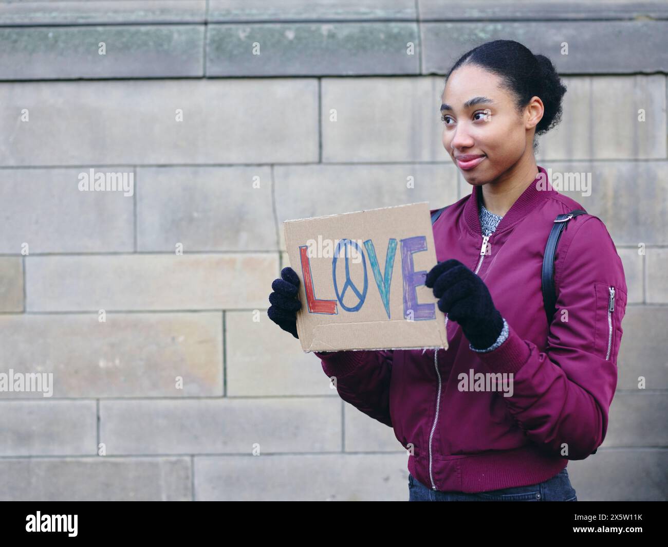 Black woman peace sign hi-res stock photography and images - Alamy