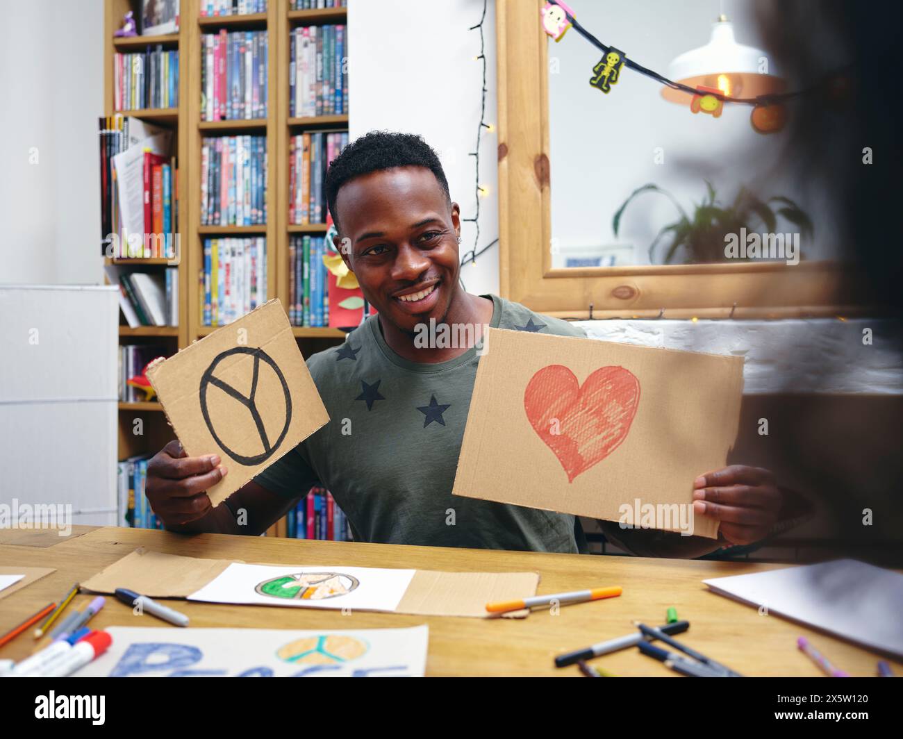 Man making peace sign hi-res stock photography and images - Alamy