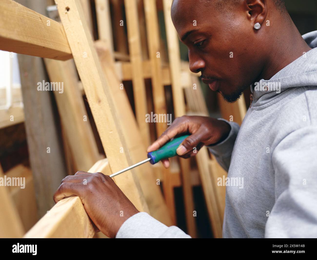 Carpenter using screwdriver Stock Photo - Alamy