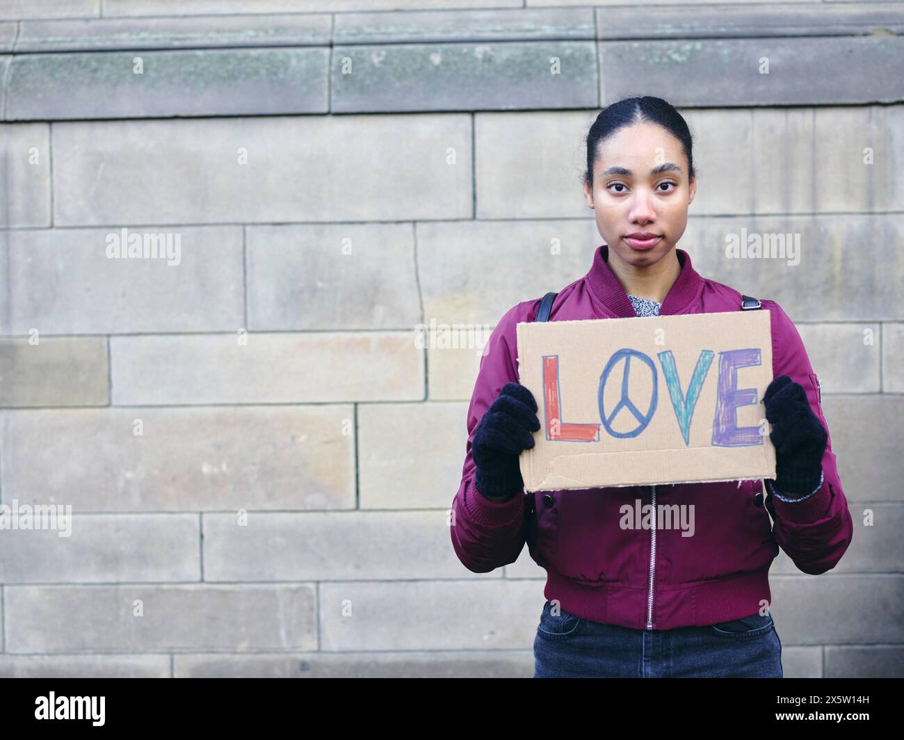Black woman peace sign hi-res stock photography and images - Alamy