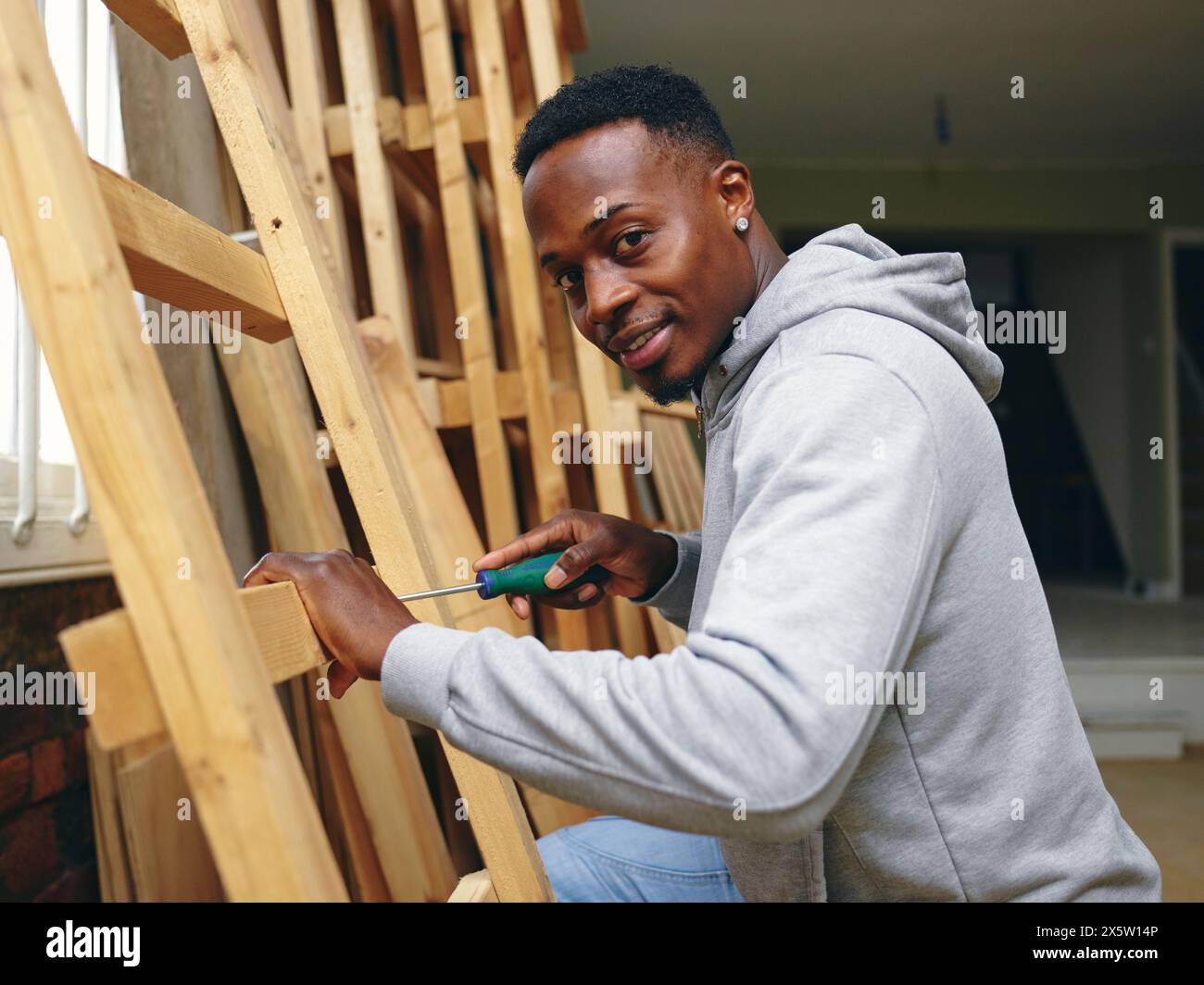 Carpenter using screwdriver Stock Photo - Alamy