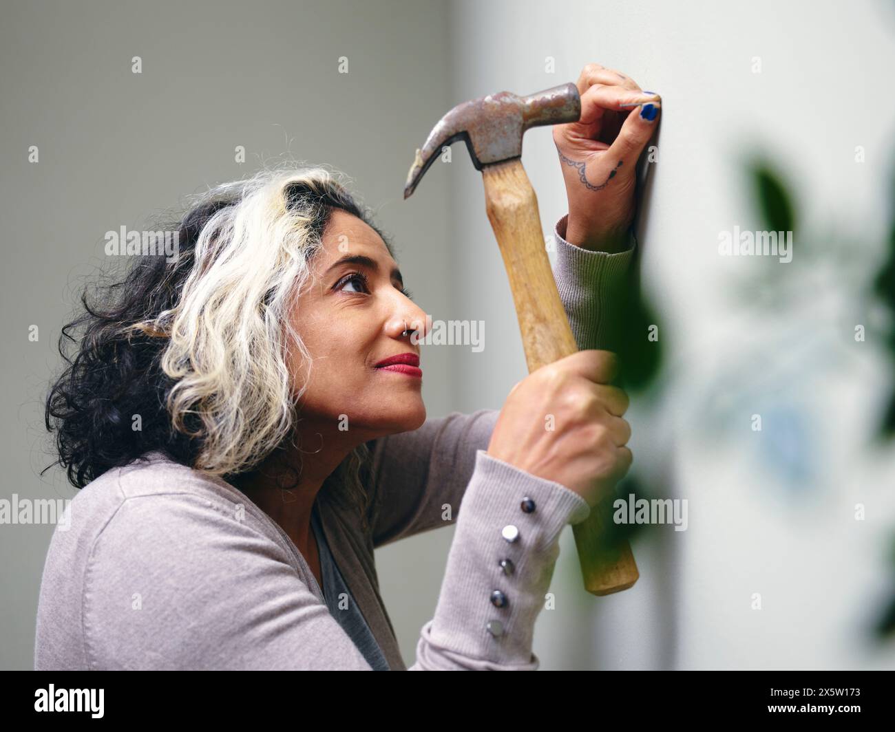Hammer wall woman hi-res stock photography and images - Alamy