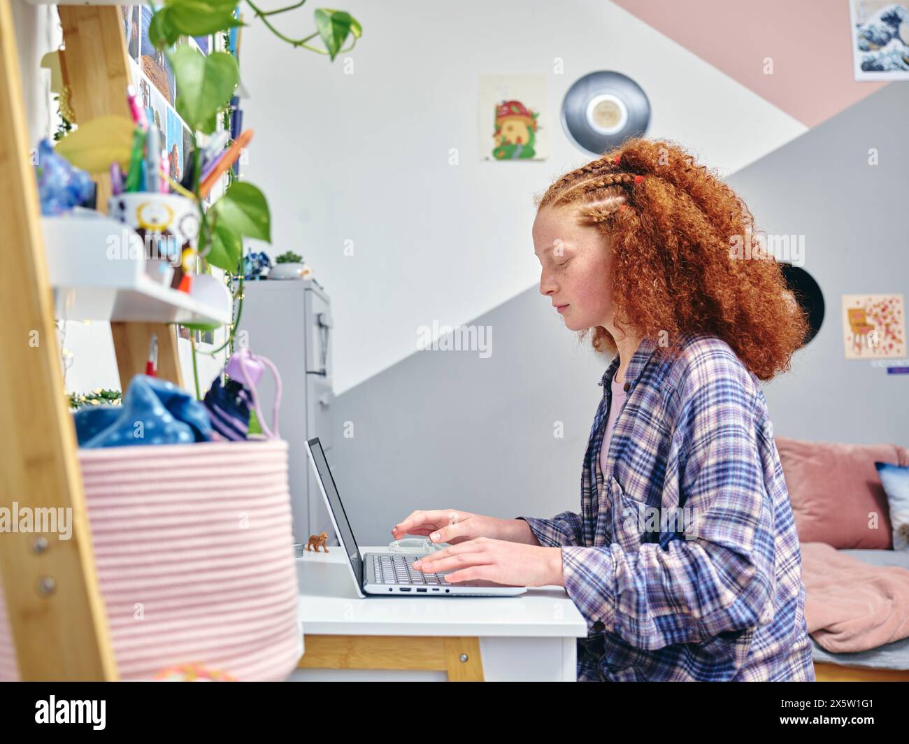 Girl with laptop hi-res stock photography and images - Alamy