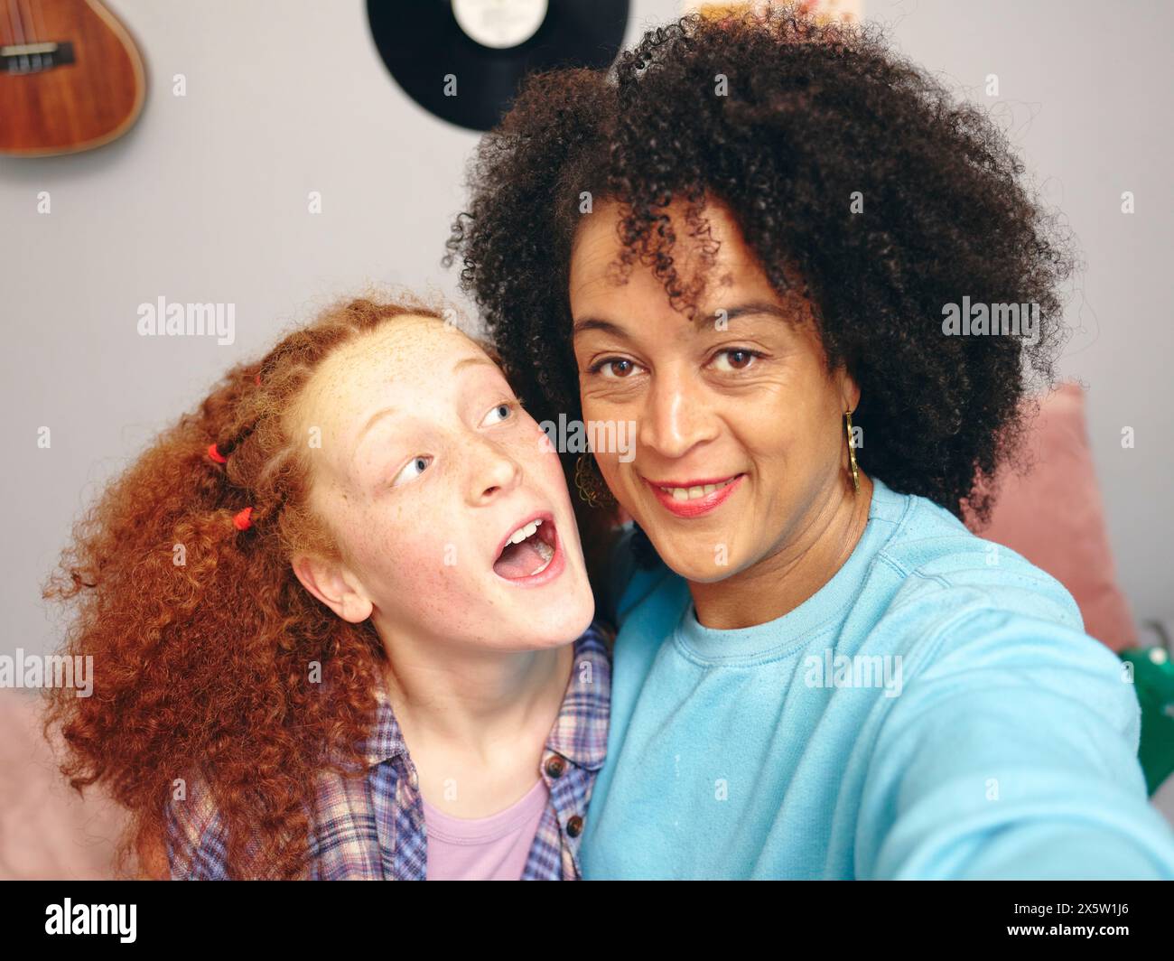 Portrait of mother and daughter Stock Photo - Alamy