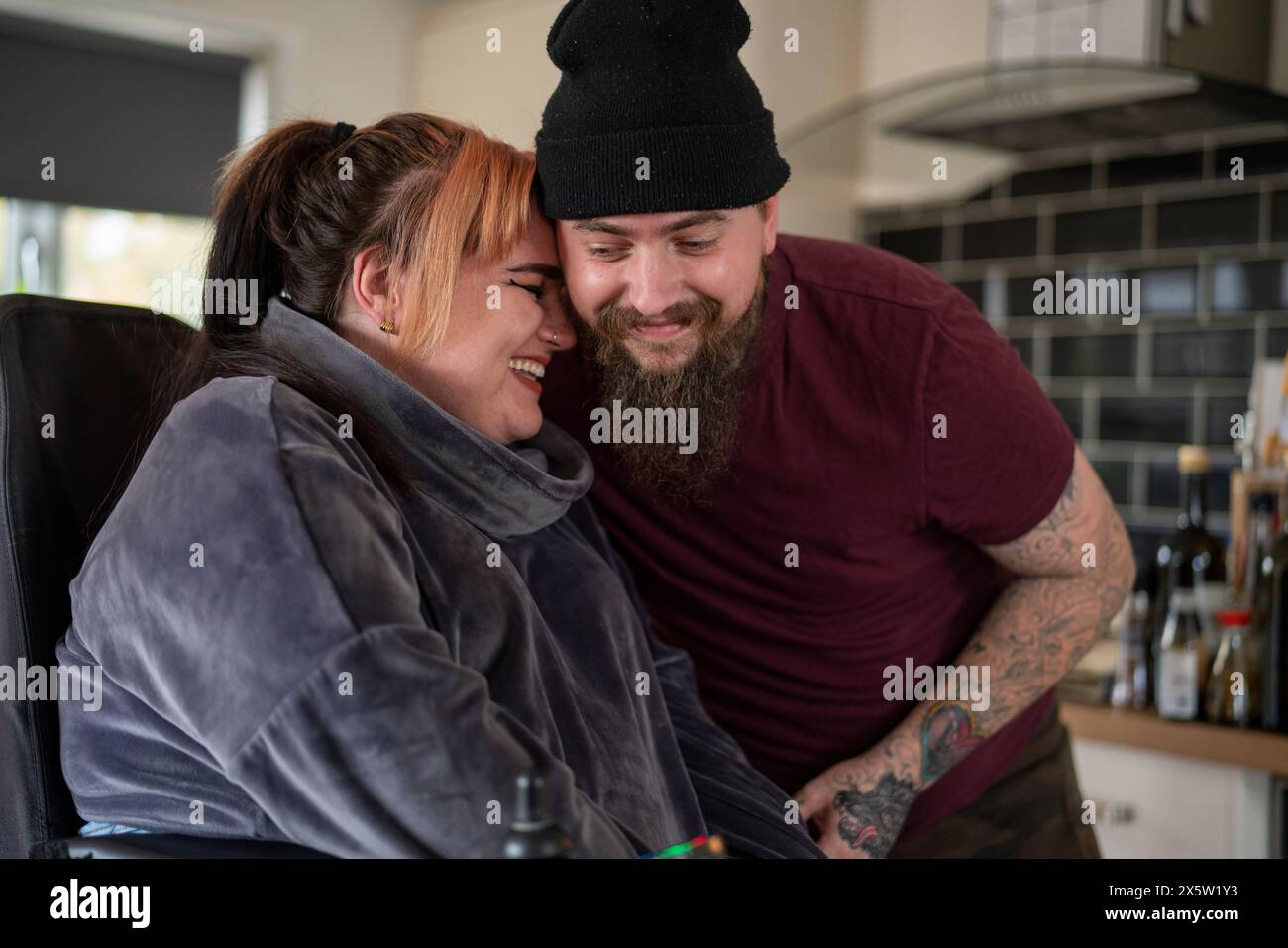 Couple cuddling and smiling hi-res stock photography and images - Alamy