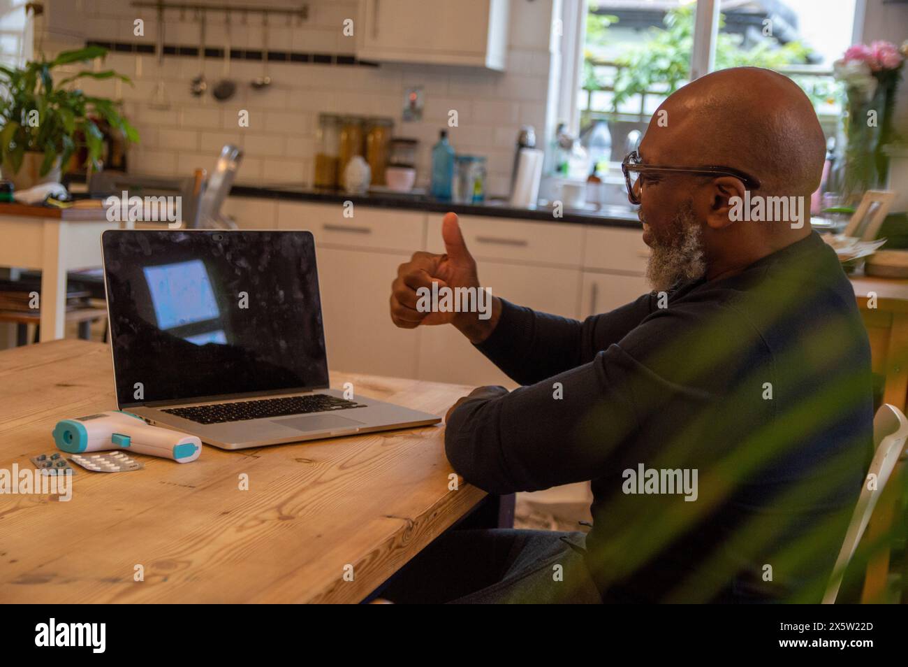 Thumbs up african man using hi-res stock photography and images - Alamy