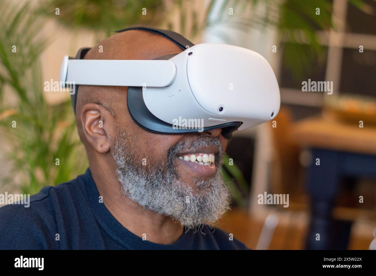 Man gamer vr headset hi-res stock photography and images - Alamy