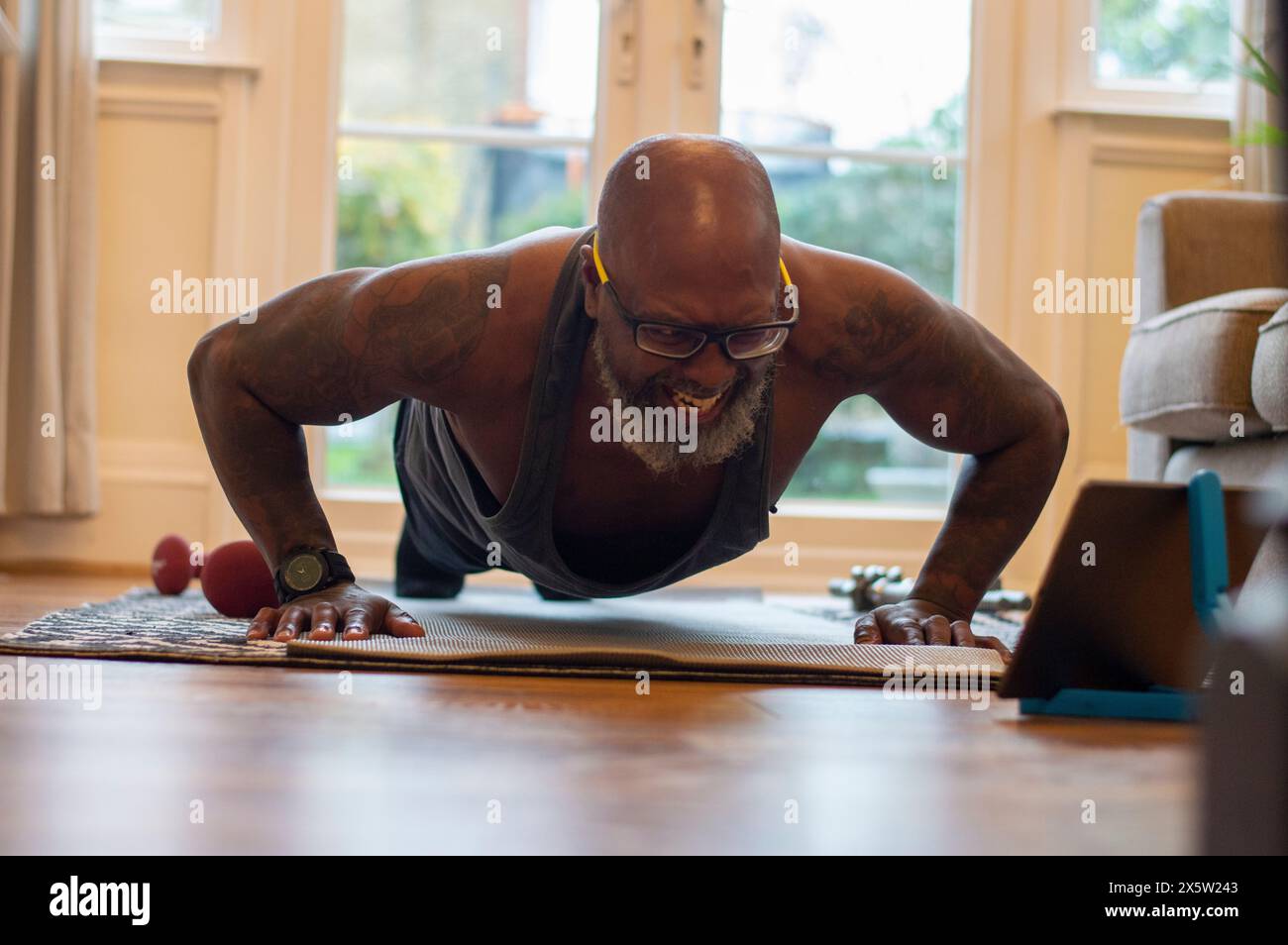 Senior man doing push-ups Stock Photo - Alamy