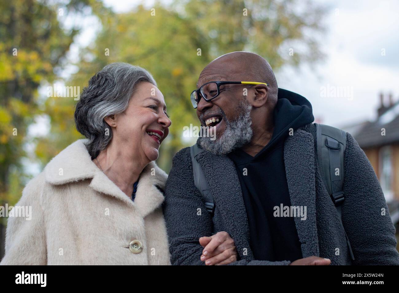 Walking arm in arm hi-res stock photography and images - Alamy