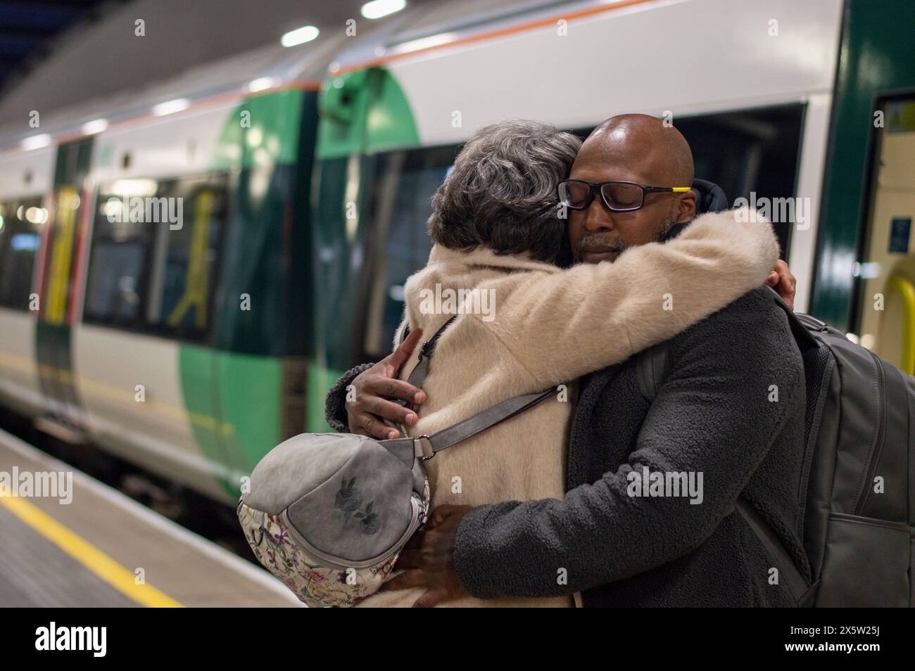 Hugging at train station hi-res stock photography and images - Alamy