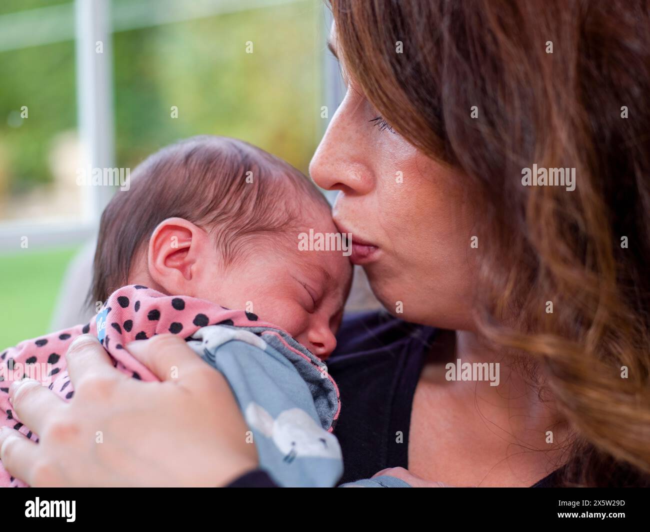 Girls kissing girls hi-res stock photography and images - Alamy