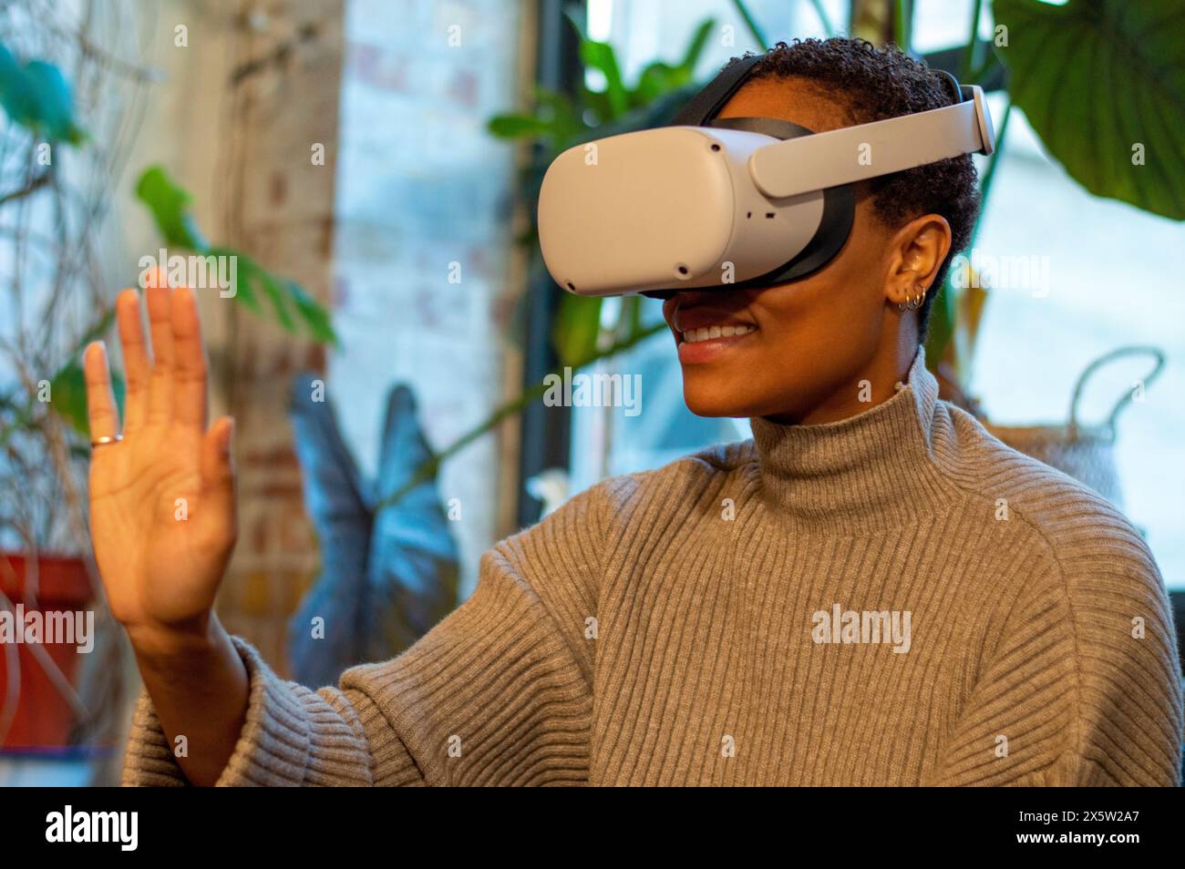 Virtual reality headset woman hi-res stock photography and images - Alamy
