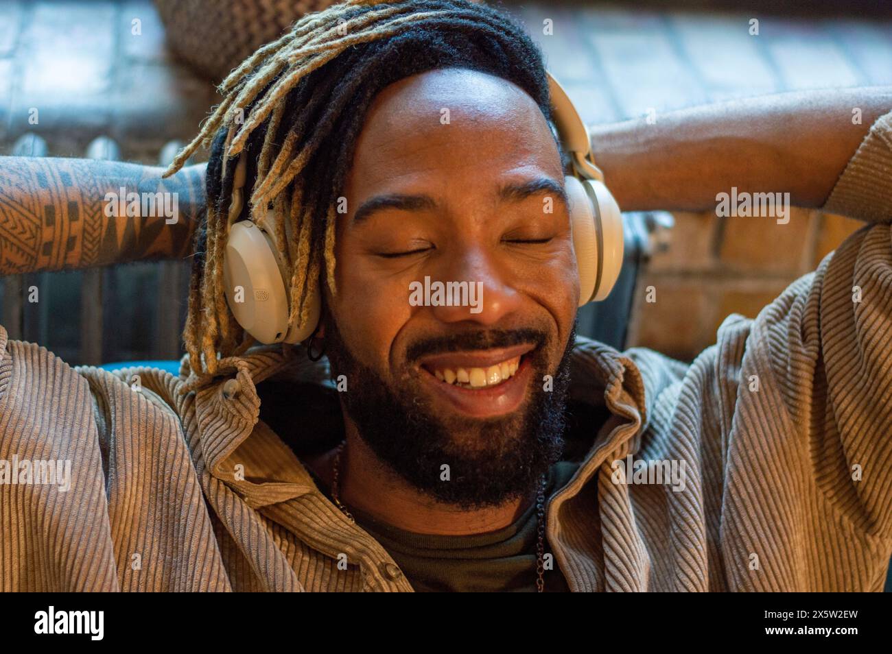 Man 30 listening hi-res stock photography and images - Alamy