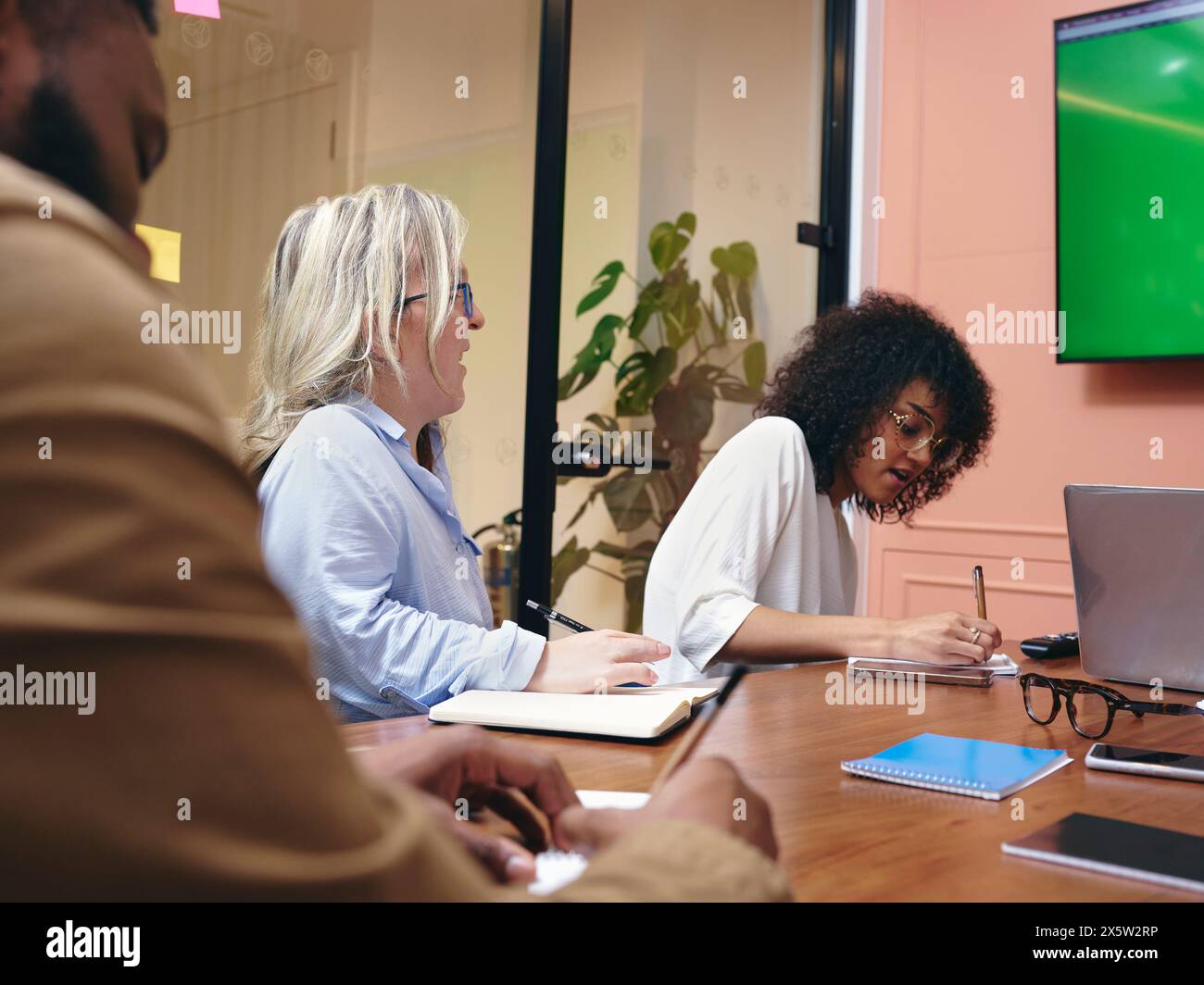 Black office workers uk hi-res stock photography and images - Alamy