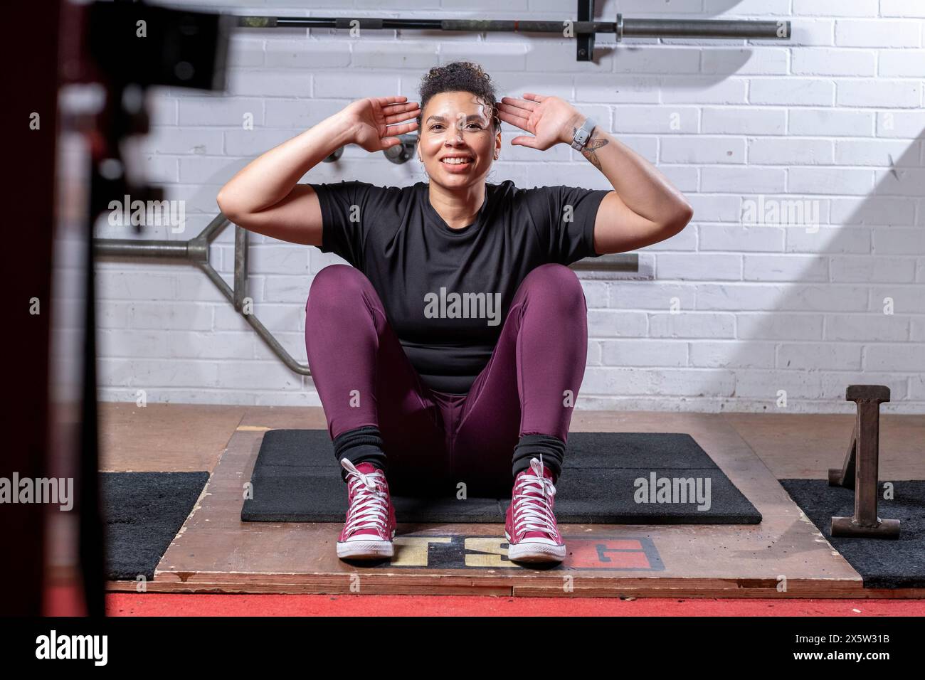 Woman doing sit-ups in gym Stock Photo - Alamy
