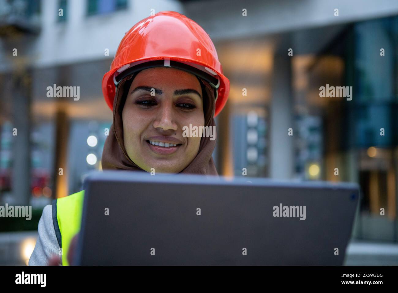 Muslim woman in hijab tablet hi-res stock photography and images - Alamy