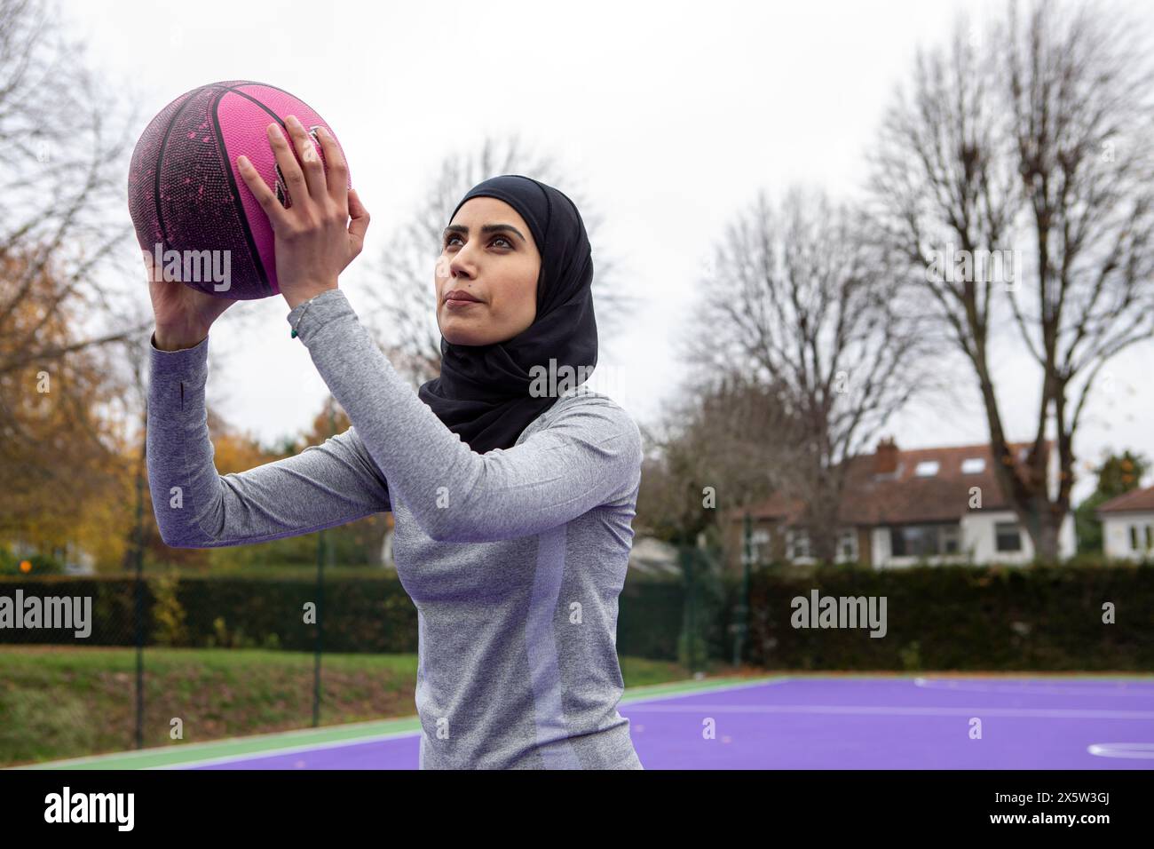 Woman in hijab playing basketball Stock Photo - Alamy