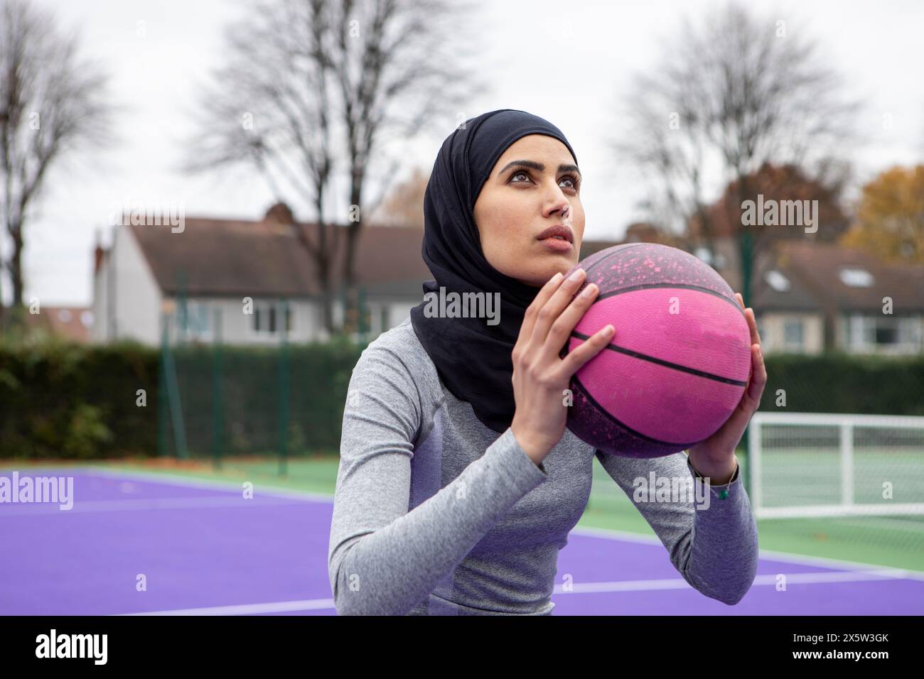 Woman in hijab playing basketball Stock Photo - Alamy