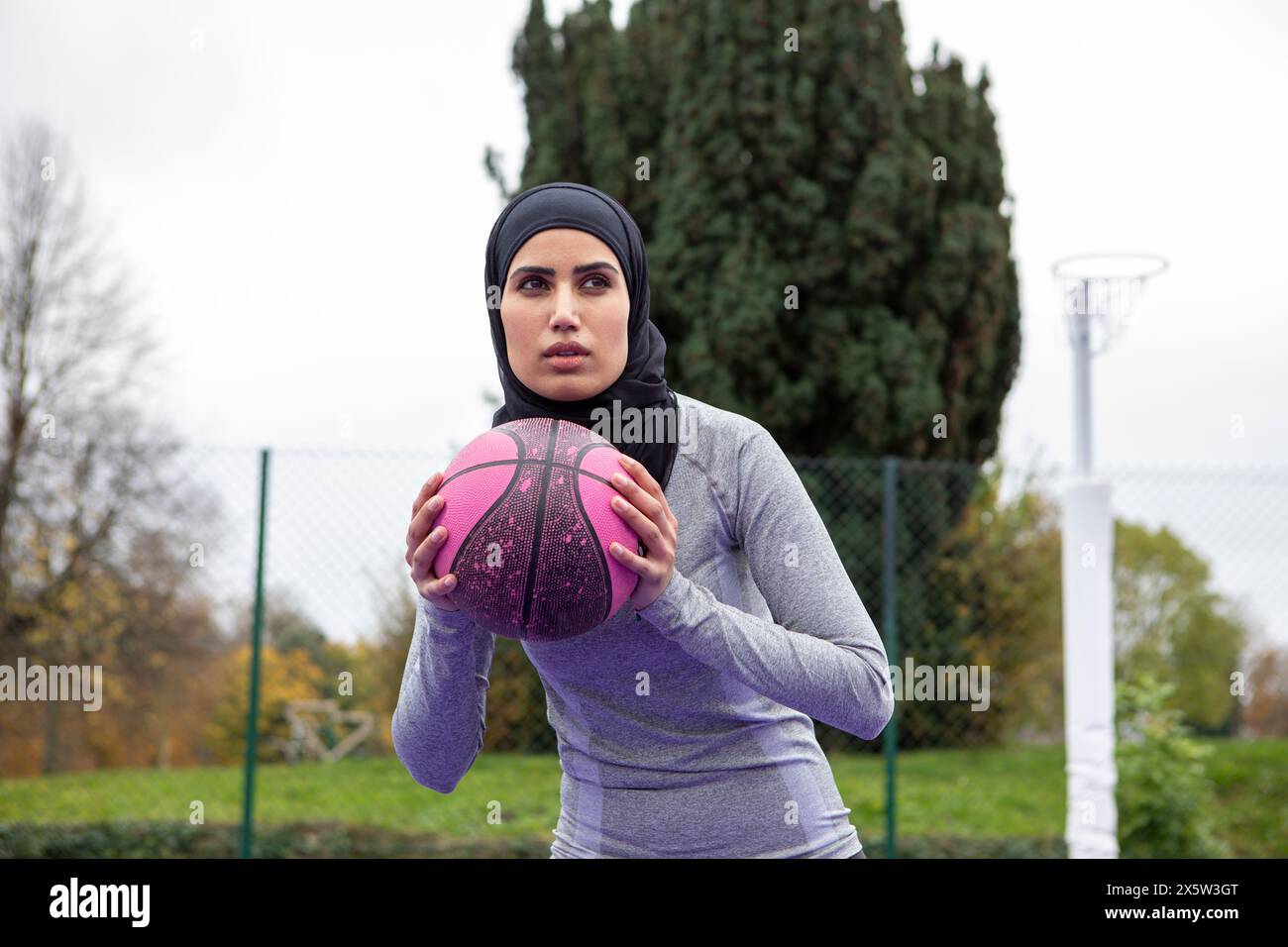 Woman in hijab playing basketball Stock Photo - Alamy