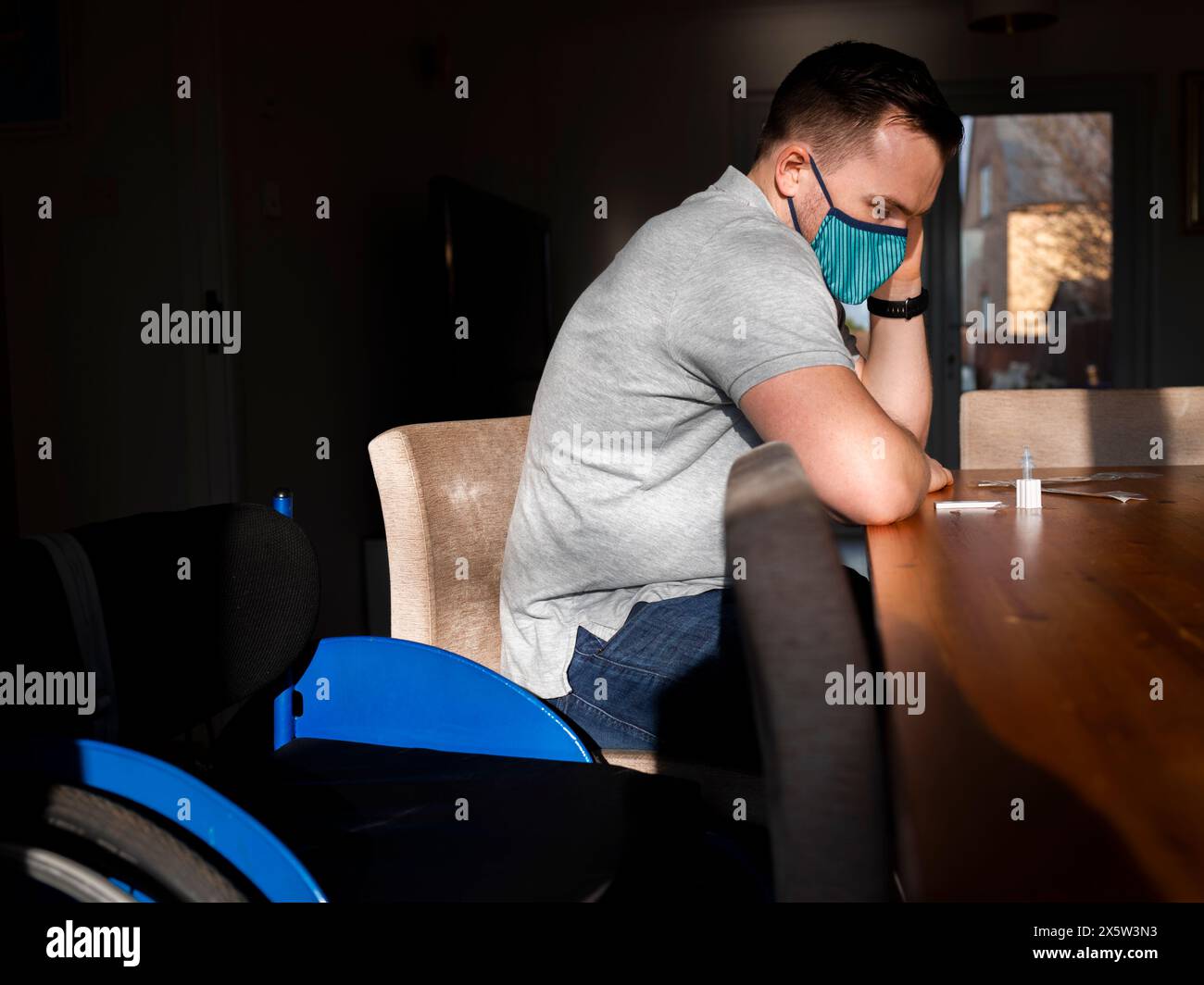 Sitting waiting table alone hi-res stock photography and images - Alamy