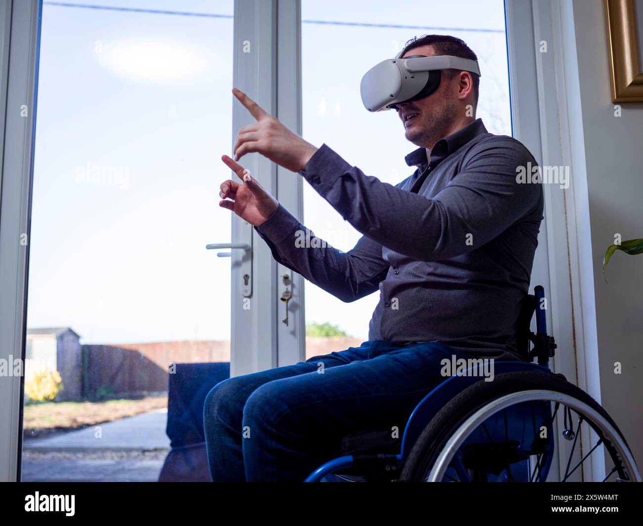 Man vr goggles hi-res stock photography and images - Alamy