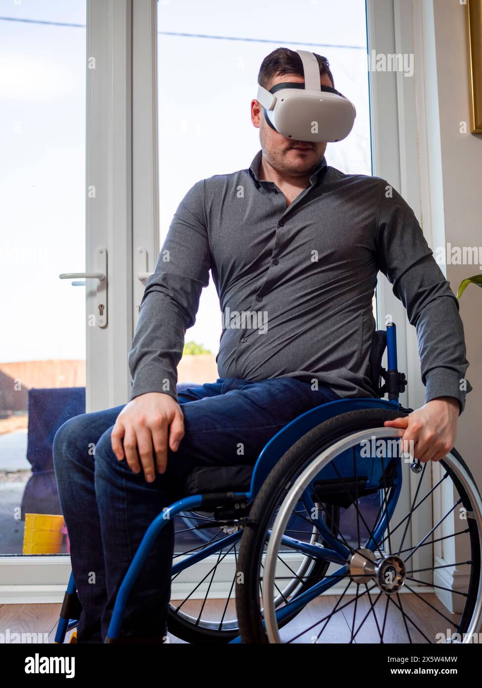 Man vr goggles hi-res stock photography and images - Alamy