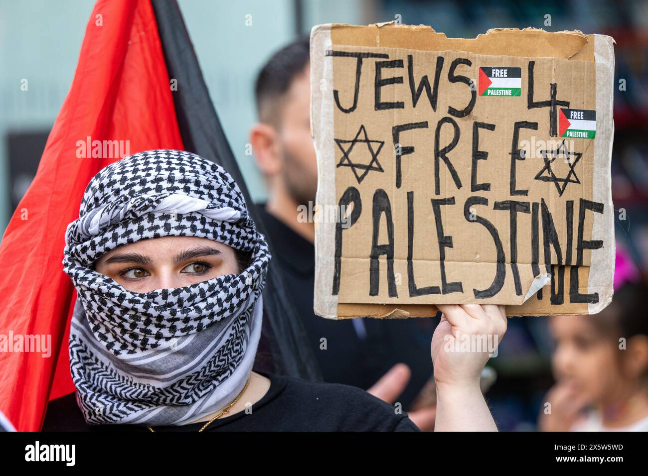 Palestinian woman covering face hi-res stock photography and images - Alamy