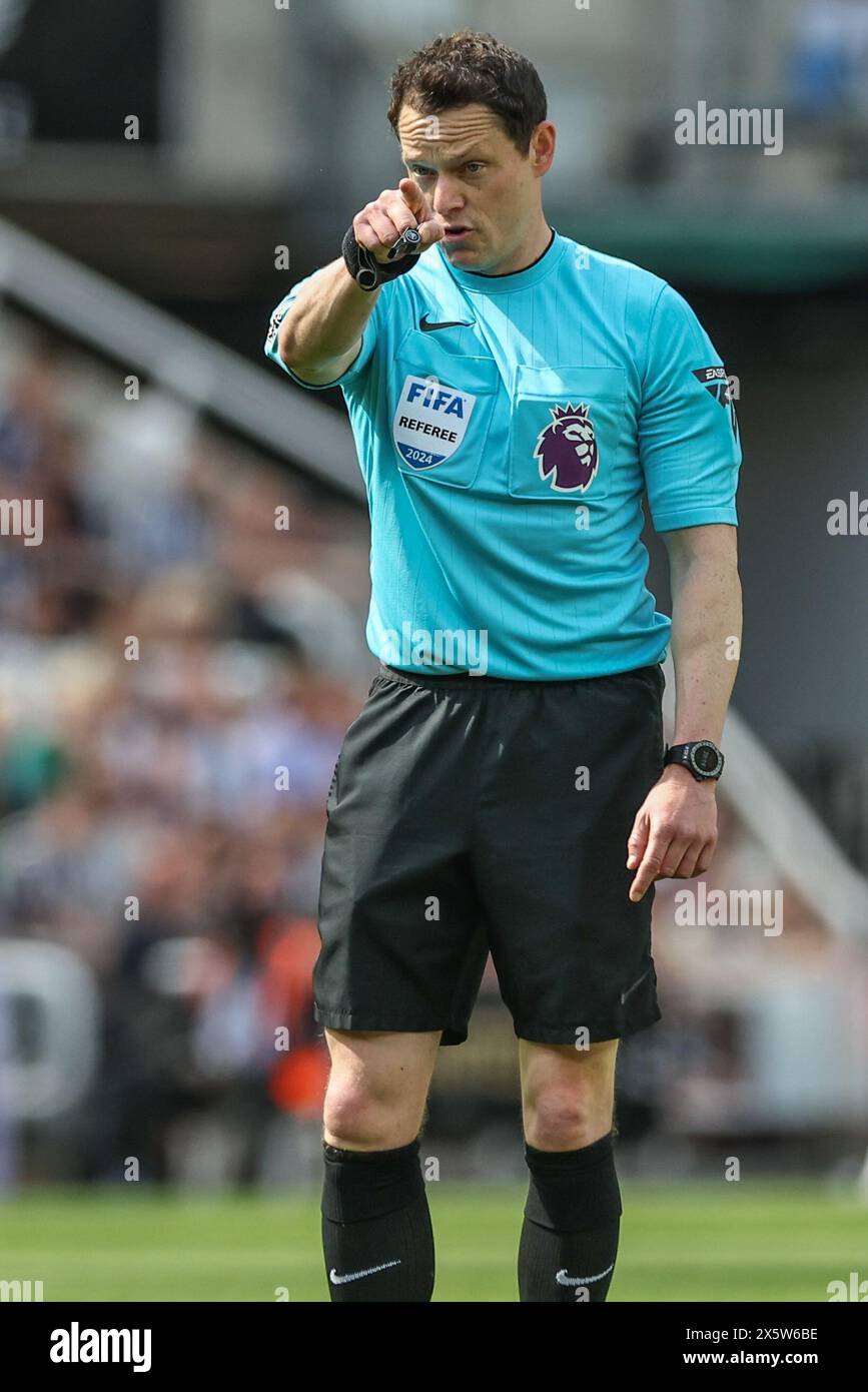 Referee Darren England during the Premier League match Newcastle United ...
