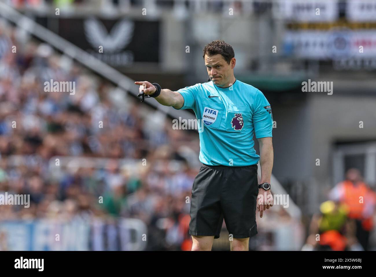 Referee Darren England during the Premier League match Newcastle United ...