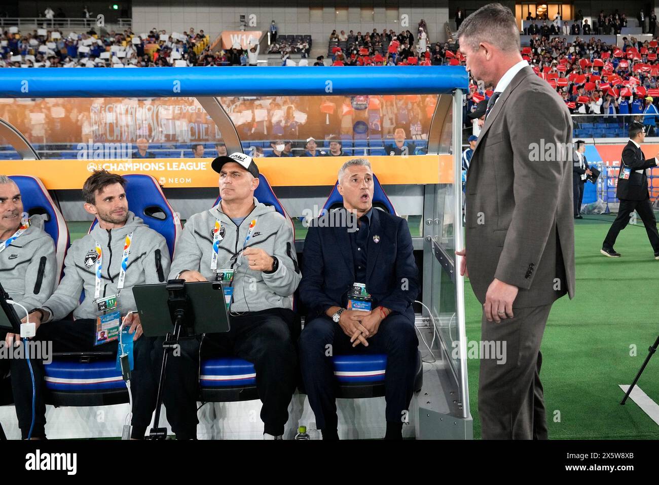 Al Ain's head coach Hernan Crespo, left, reacts as Yokohama F. Marinos ...
