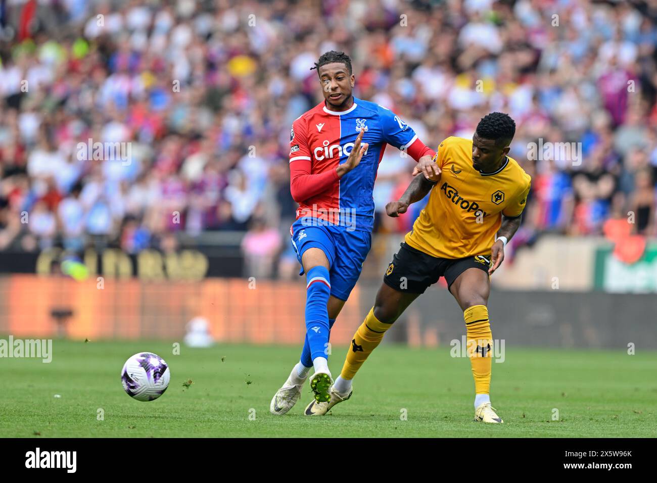 Nélson Semedo of Wolverhampton Wanderers tackles Michael Olise of ...