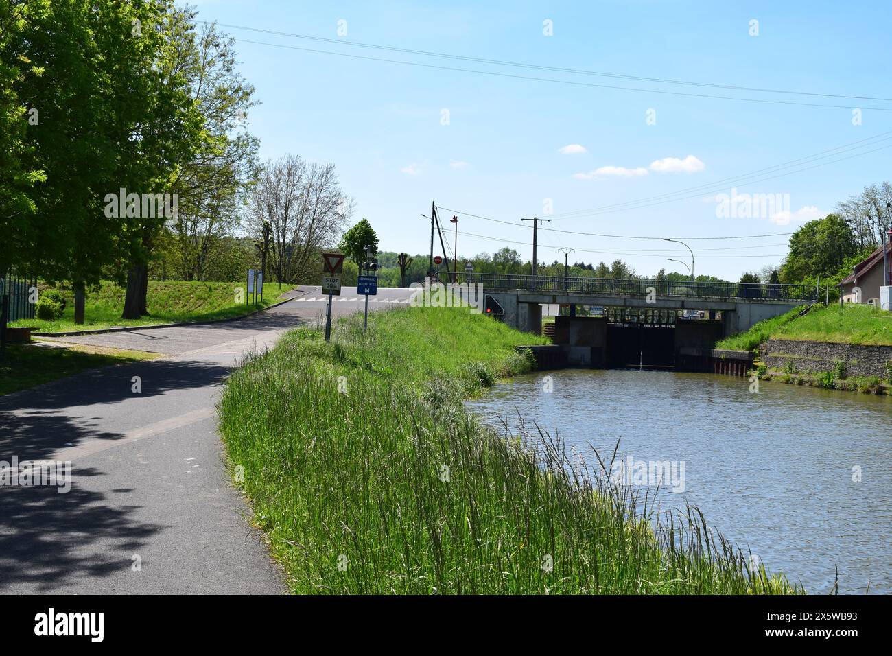 Sarre Channel with the bike and pedestrian way along the water Stock Photo - Alamy
