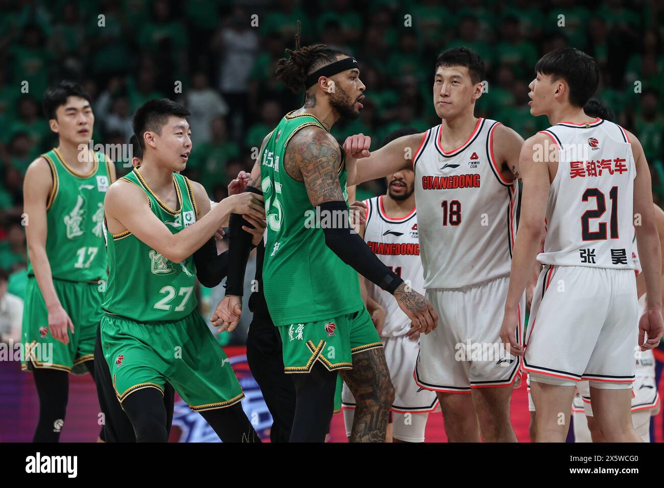 (240511) -- SHENYANG, May 11, 2024 (Xinhua) -- Eric Moreland (C) of ...
