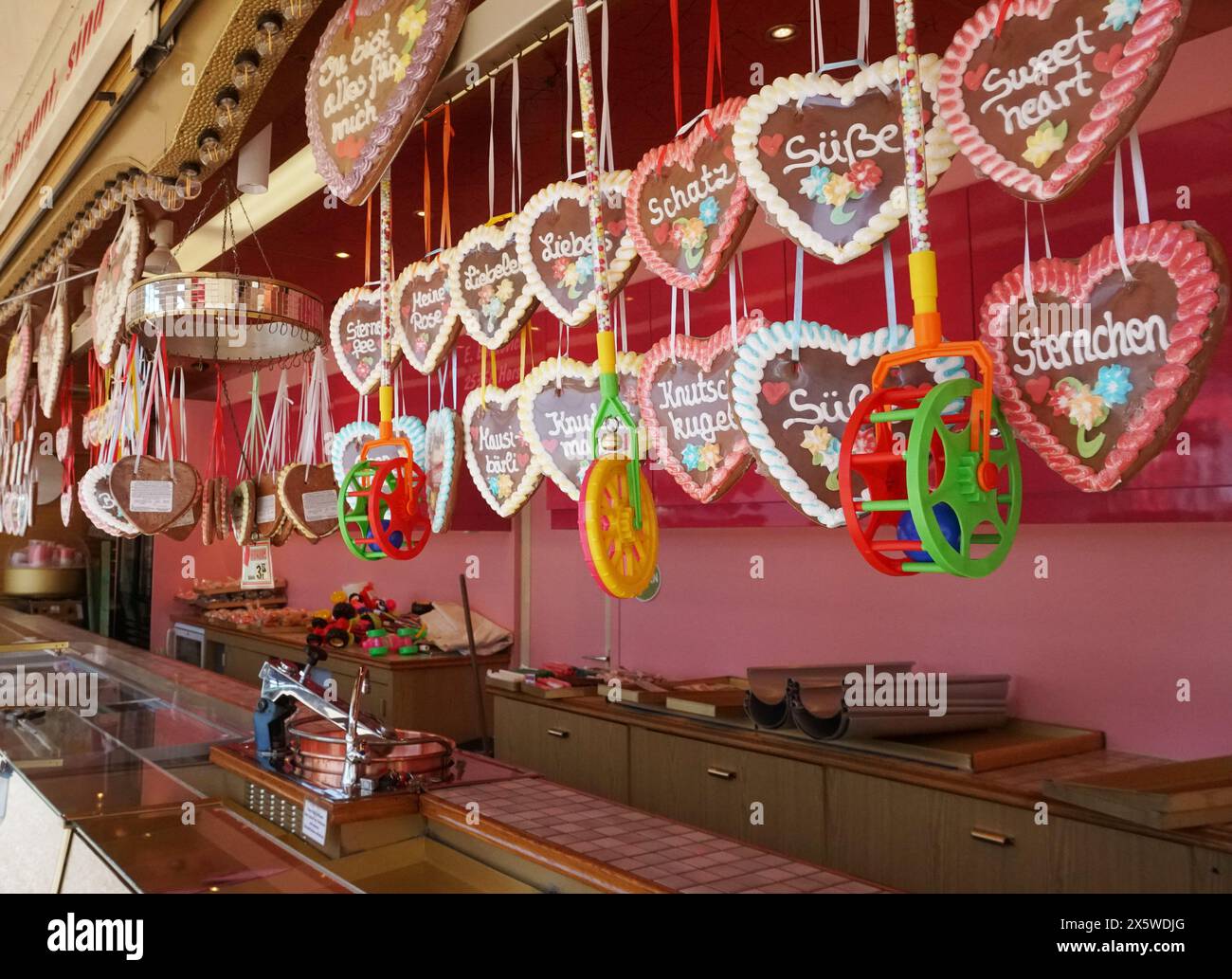 Candy stand with traditional German gingerbread hearts Stock Photo - Alamy