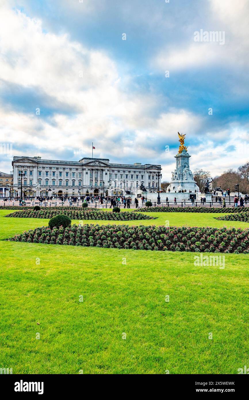 Buckingham Palace - An iconic building and official residence of The ...