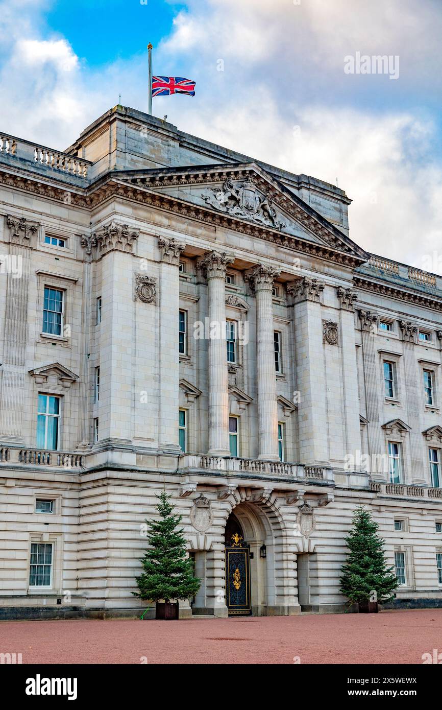 Buckingham Palace - An iconic building and official residence of The ...