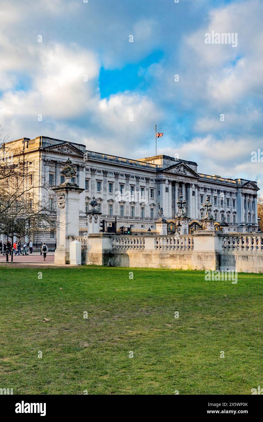 Buckingham Palace - An iconic building and official residence of The ...