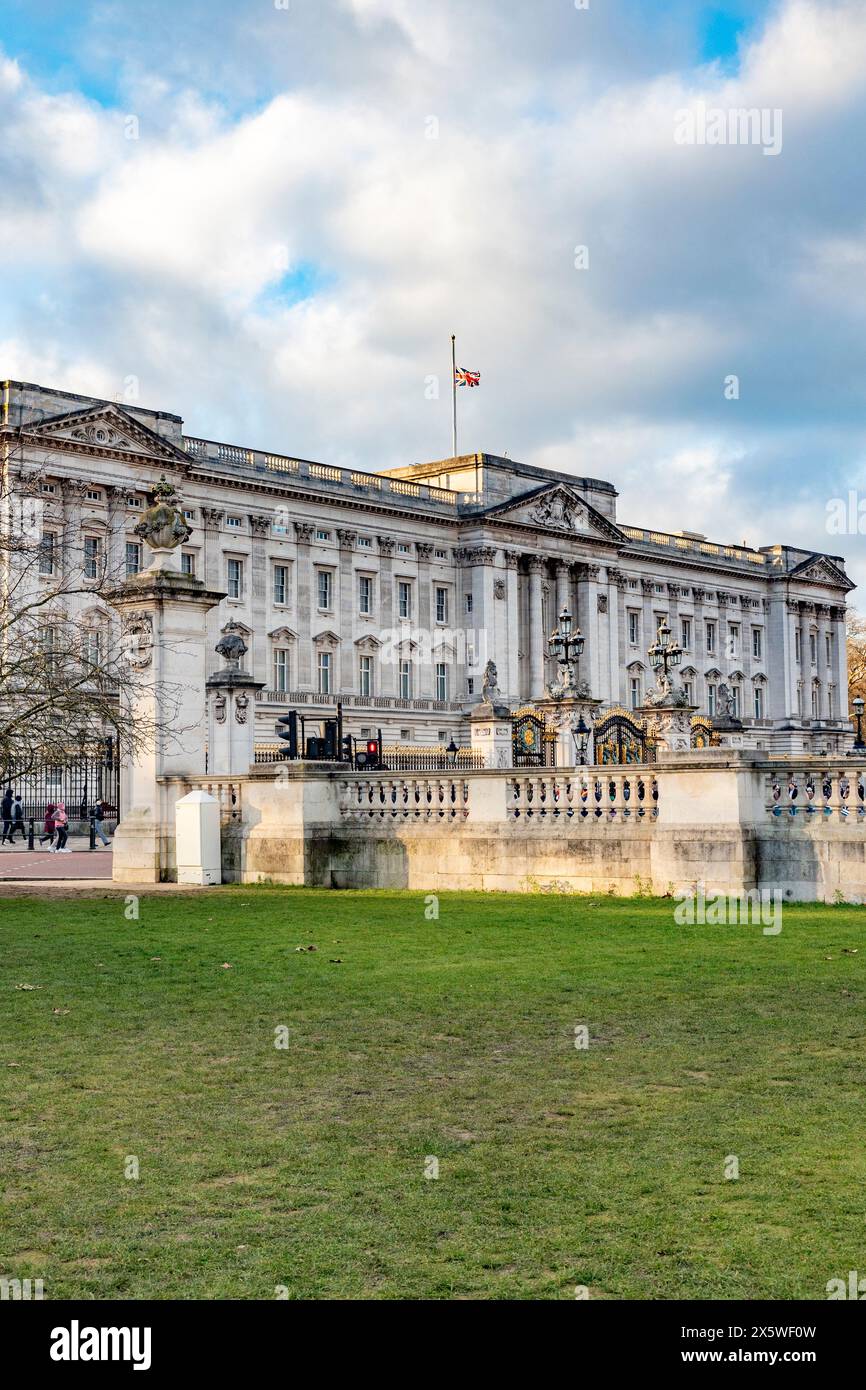 Buckingham Palace - An iconic building and official residence of The ...