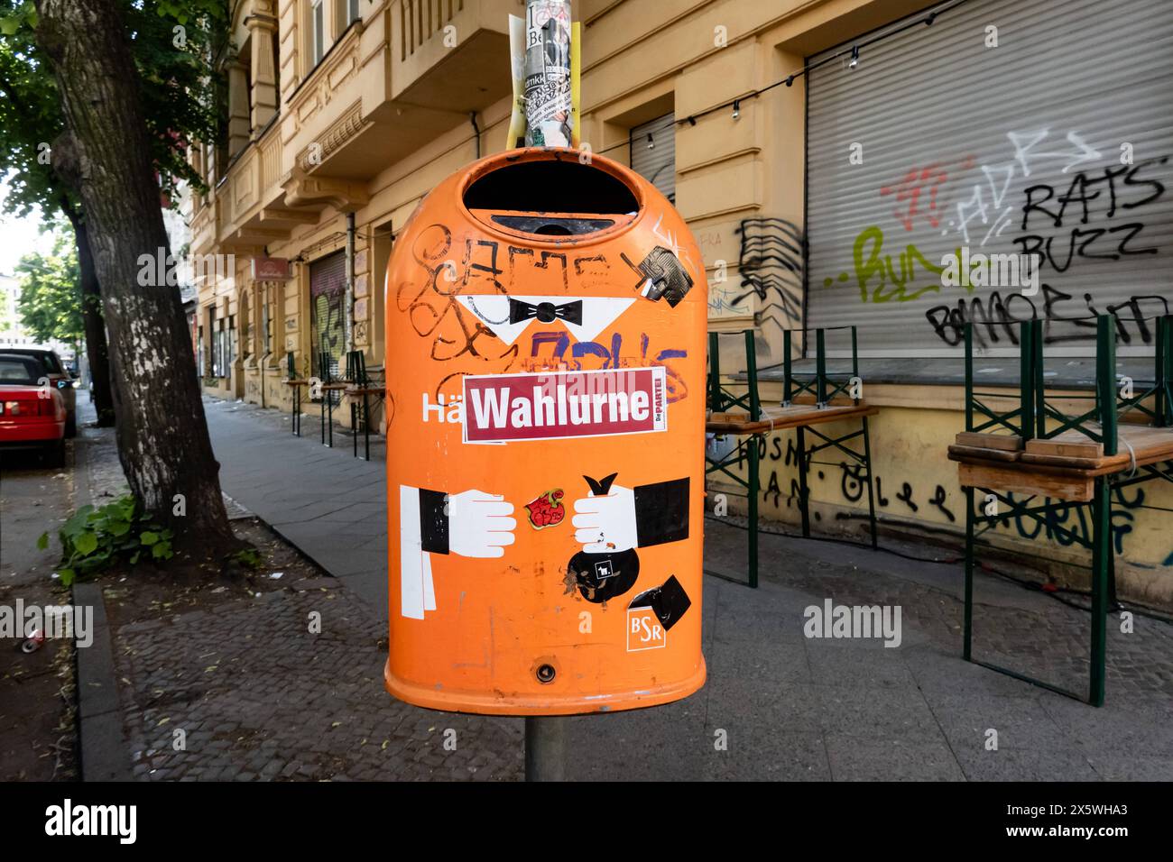 Ein Mülleimer wurde mit einem Sticker von Die Partei mit der Schrift ...