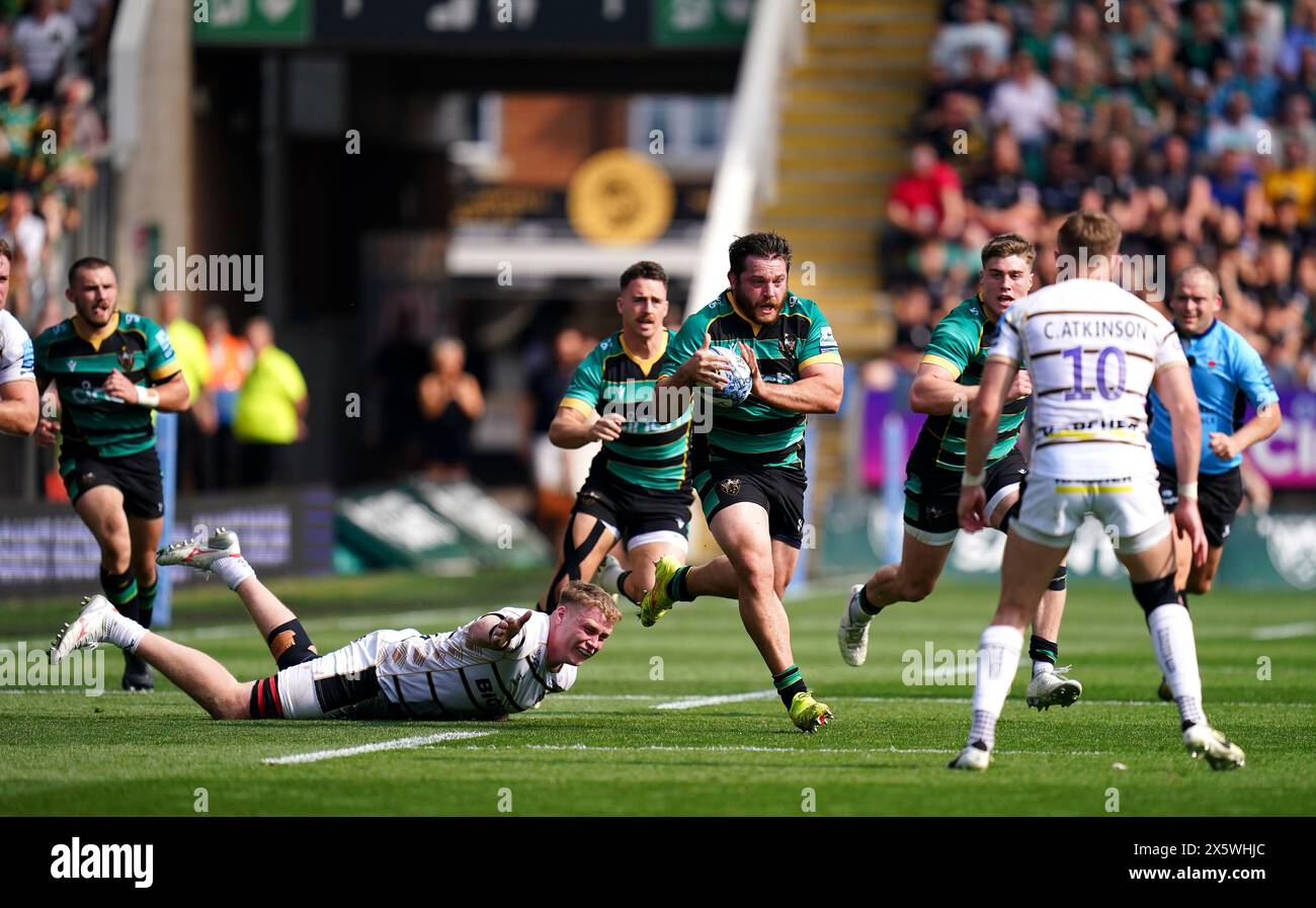 Northampton Saints' Elliot Millar-Mills evades Gloucester's Arthur ...