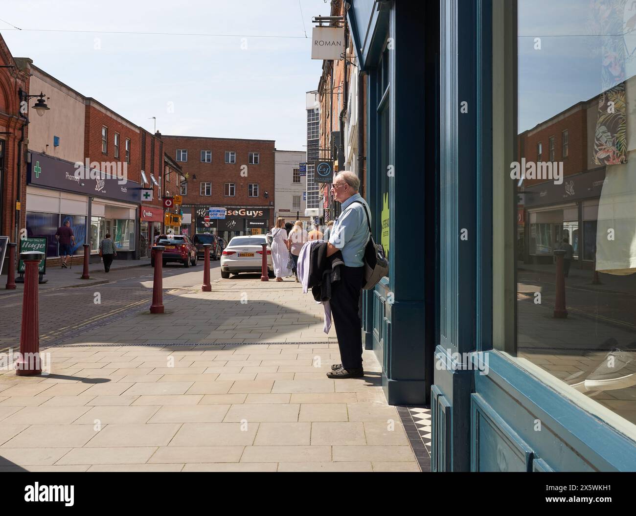 Man waiting outside high hi-res stock photography and images - Alamy