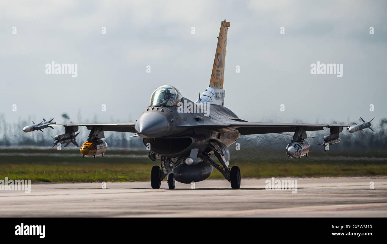 A U.S. Air Force F-16 Fighting Falcon assigned to the 79th Fighter ...